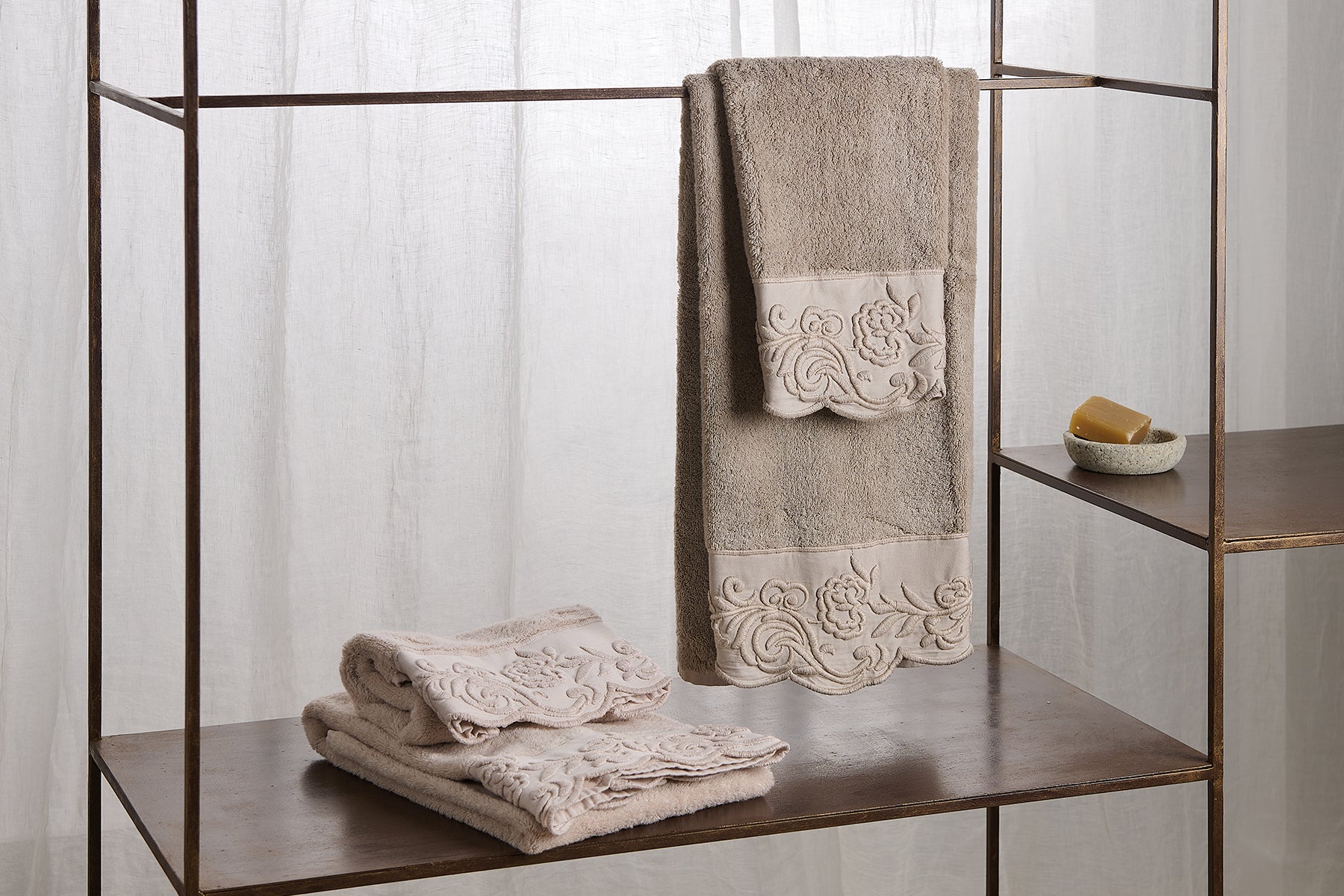 Garment-dyed cotton Towel set with embossed embroidered frill - Mastro ...