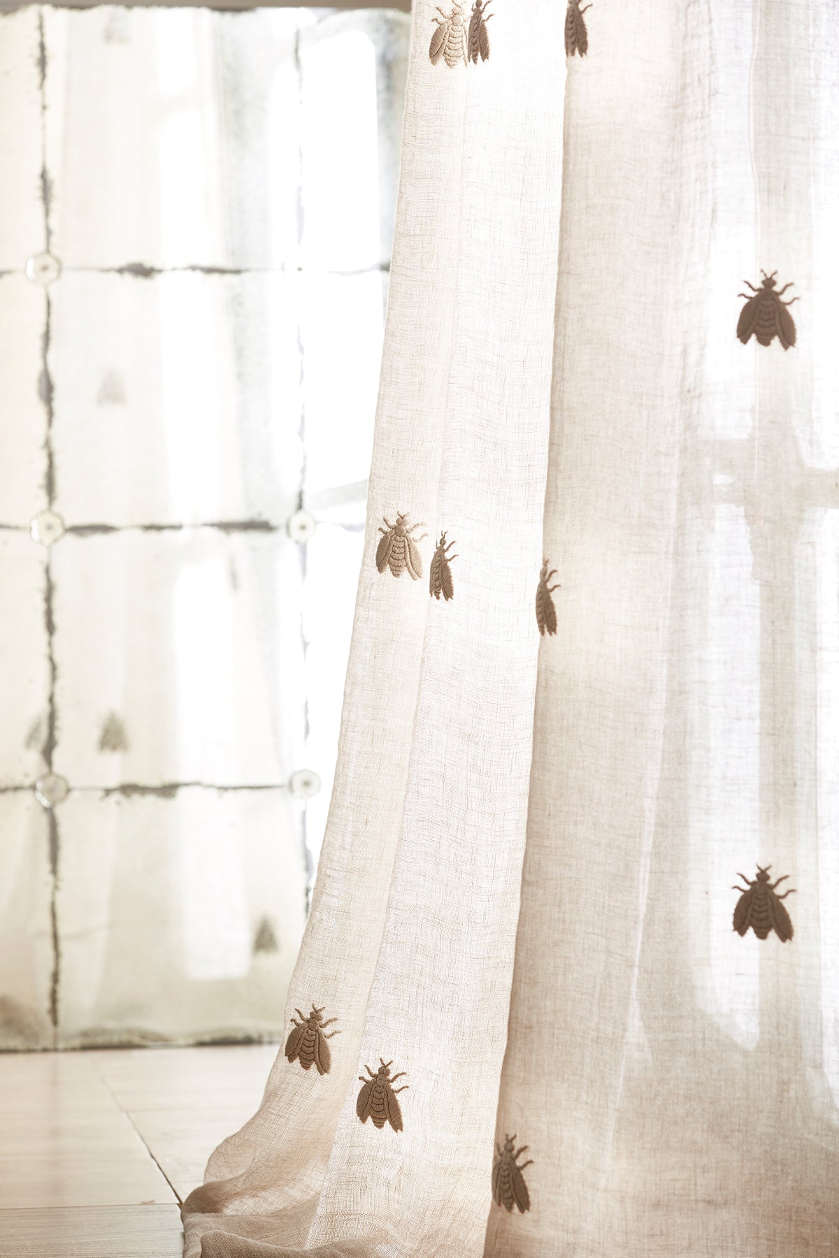 Natur Art linen curtain with 3D Bee embroidery on Opus - Mastro Raphael