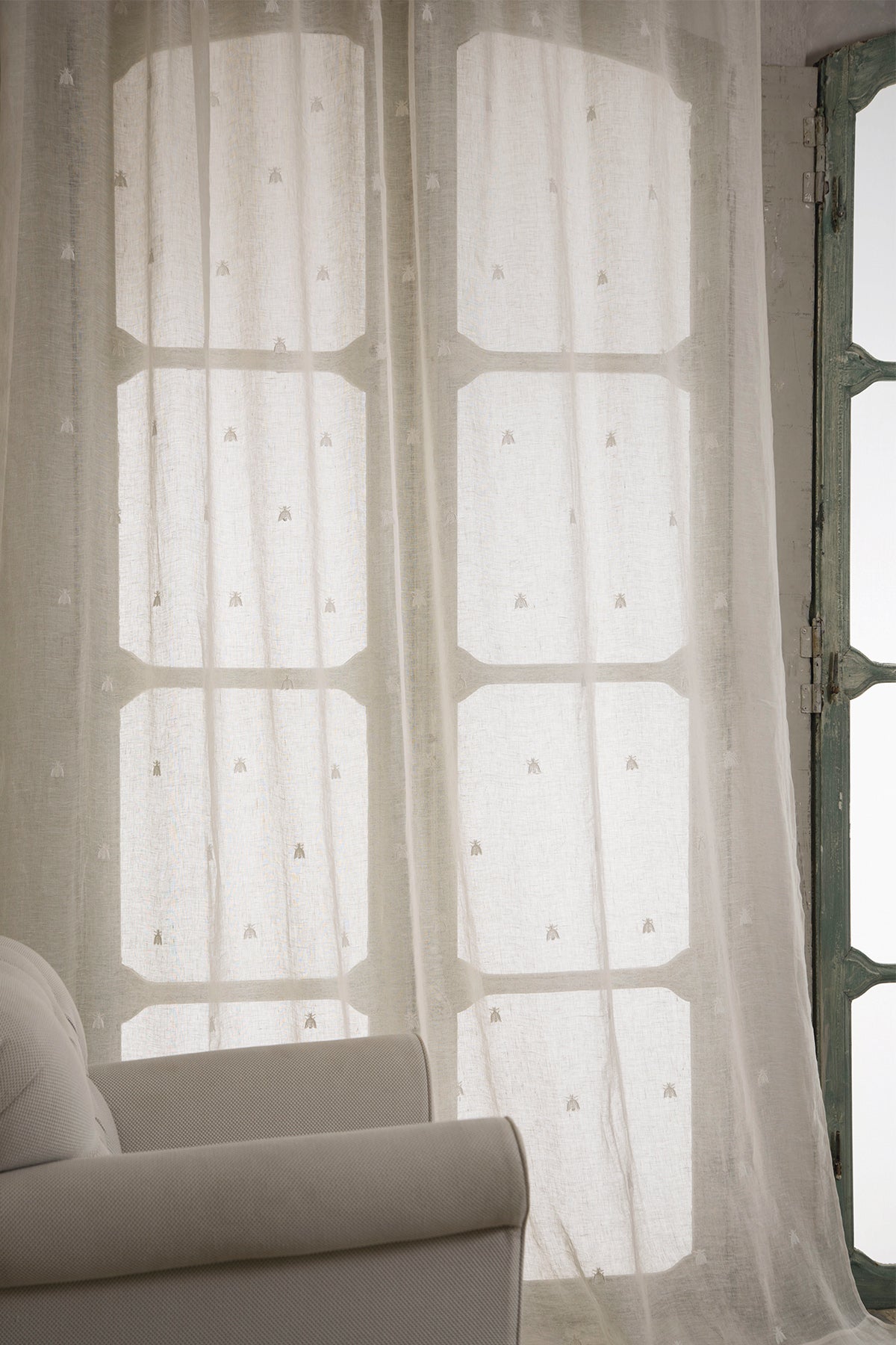 Quintessential linen curtain with all-over bee embroidery - Mastro Raphael